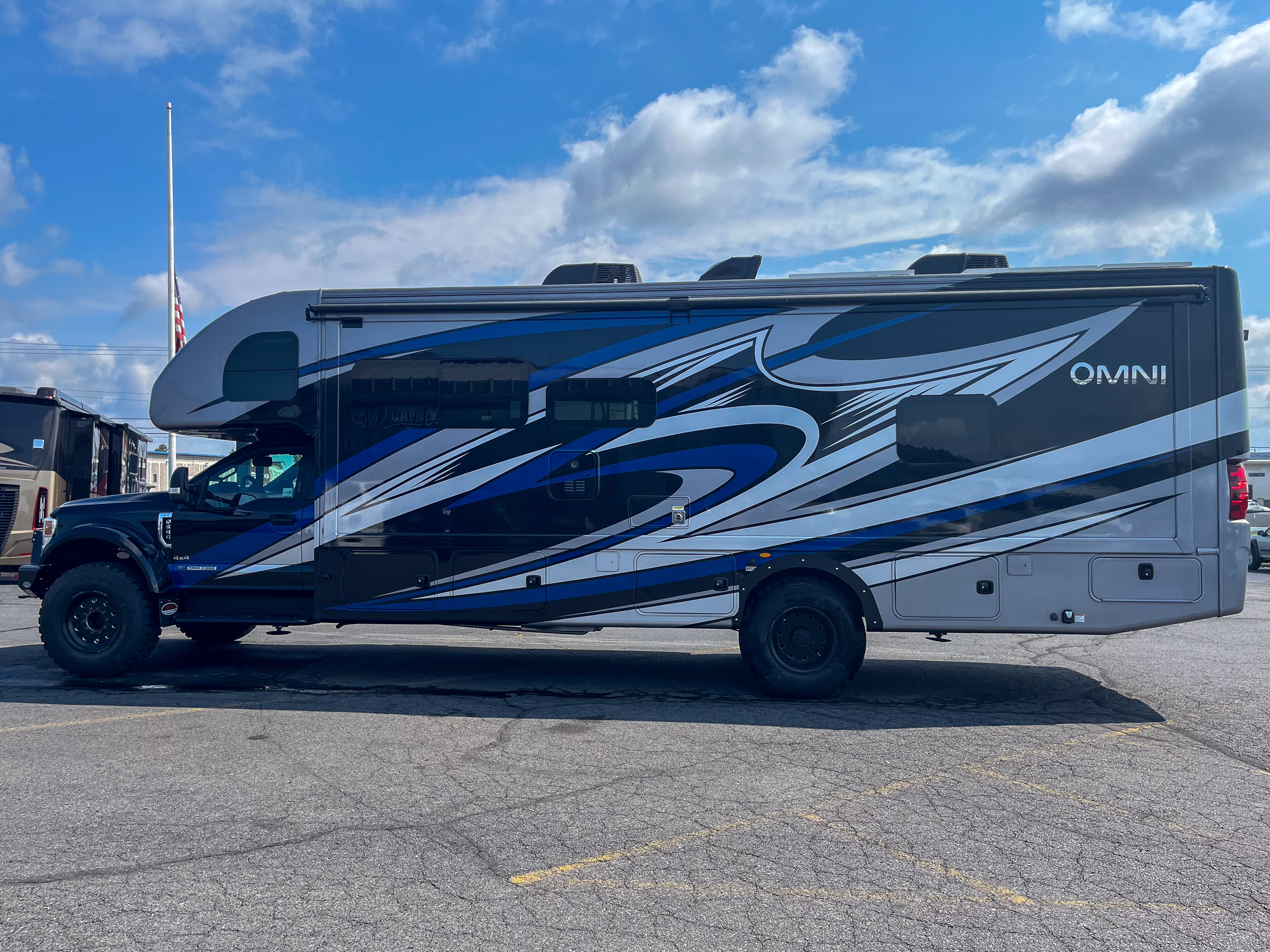 2023-Thor-Motor-Coach-3V34-Omni-3190A | Bend, OR | RV Dealership